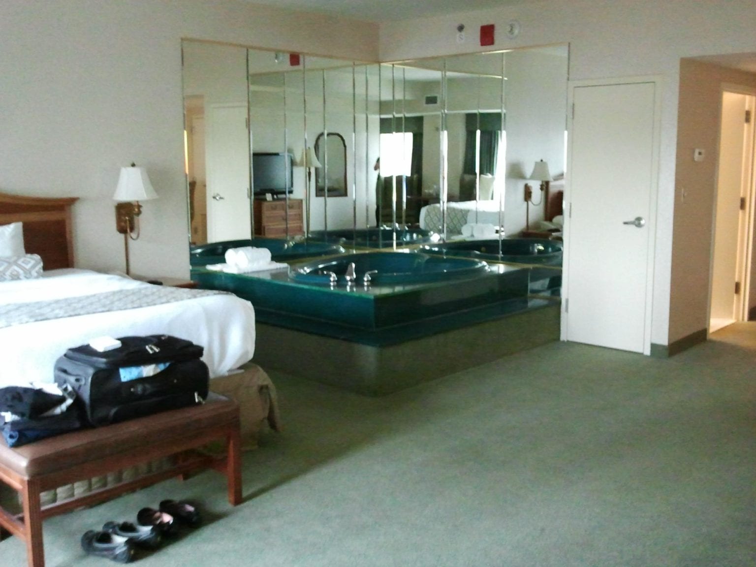Hotel Hot Tub Suites with Jacuzzi In Room, Whirlpool or Jetted Spa